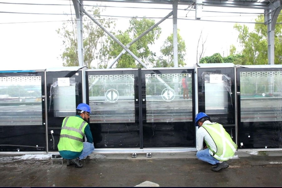 Installation Of Platform Screen Doors At Delhi-Ghaziabad-Meerut RRTS ...