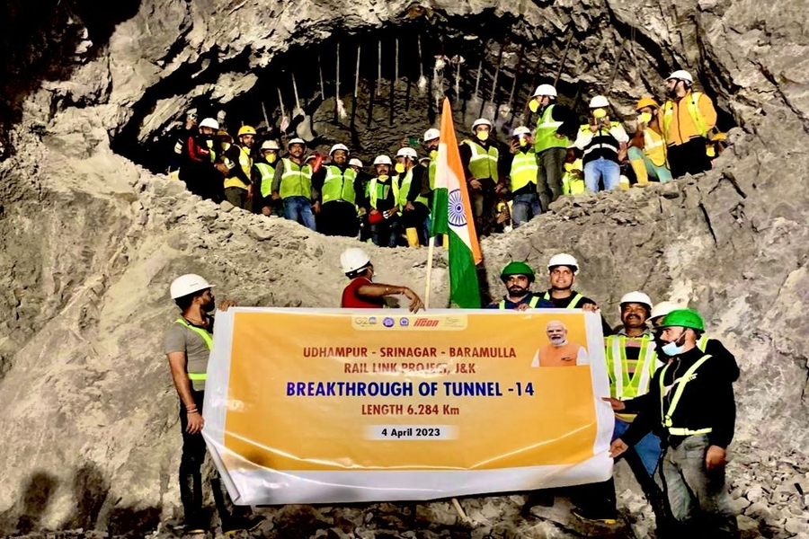 Kashmir Rail Link Project: Breakthrough Achieved On T-14 Tunnel In ...