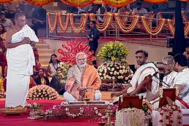 PM Modi Performs Havan At Inauguration Of New IPTO Convention Centre At ...