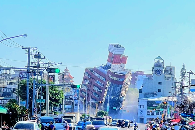 Powerful 7.4 Magnitude Earthquake Hits Taiwan, Strongest In Over Two ...