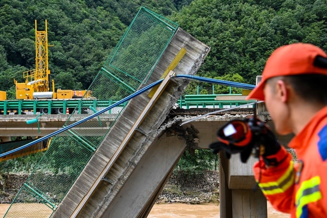 China: Multiple Roads And Bridges Collapse Leaving Over 100 Dead, Poor ...