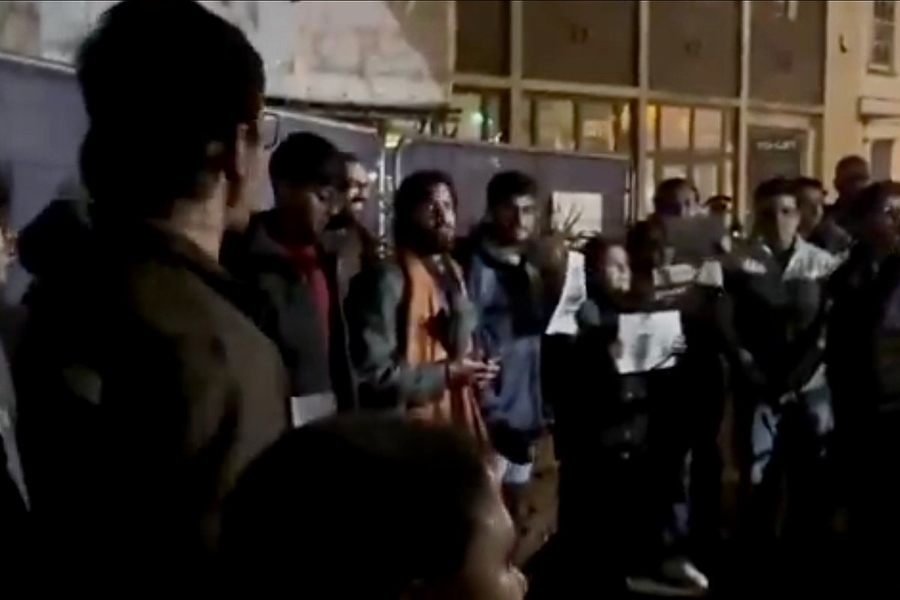UK: Indian Students Hold Protest Outside Oxford Union Against Kashmir ...