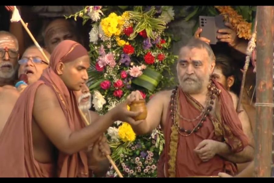 Satya Chandrashekarendra Saraswathi Anointed As 71st Pontiff Of Kanchi Kamakoti Peetam In Grand ...