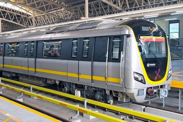 BMRCL Introduces Fourth Train on Yellow Line, Cutting Waits To 19 ...
