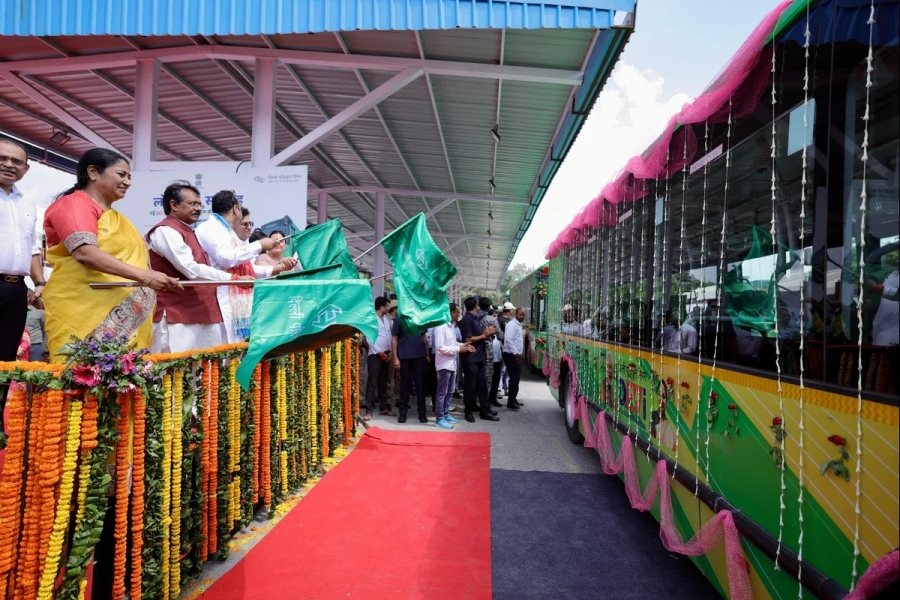 Delhi CM Flags 300 New Electric Buses, Unveils First Route ...